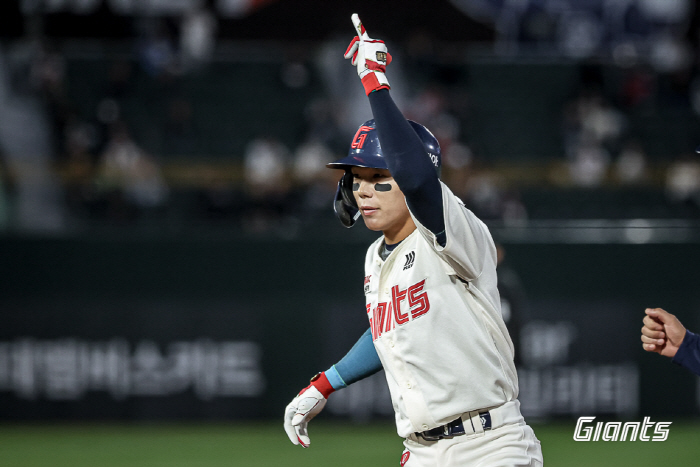 무사 1,3루 위기서 KKK → '7이닝 11K' 쾌투…부산의 에이스, 미소를 되찾다 [부산리포트]