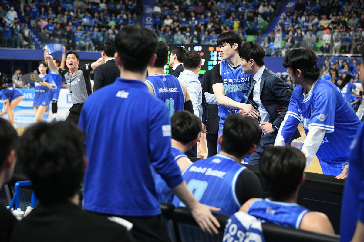 [PO분석] 충격! 강 혁 감독 퇴장+허 훈 승부처 지배력. KT PO 6강 2연승. 허 훈의 니콜슨 사냥, 승부처 지배의 핵심이었다