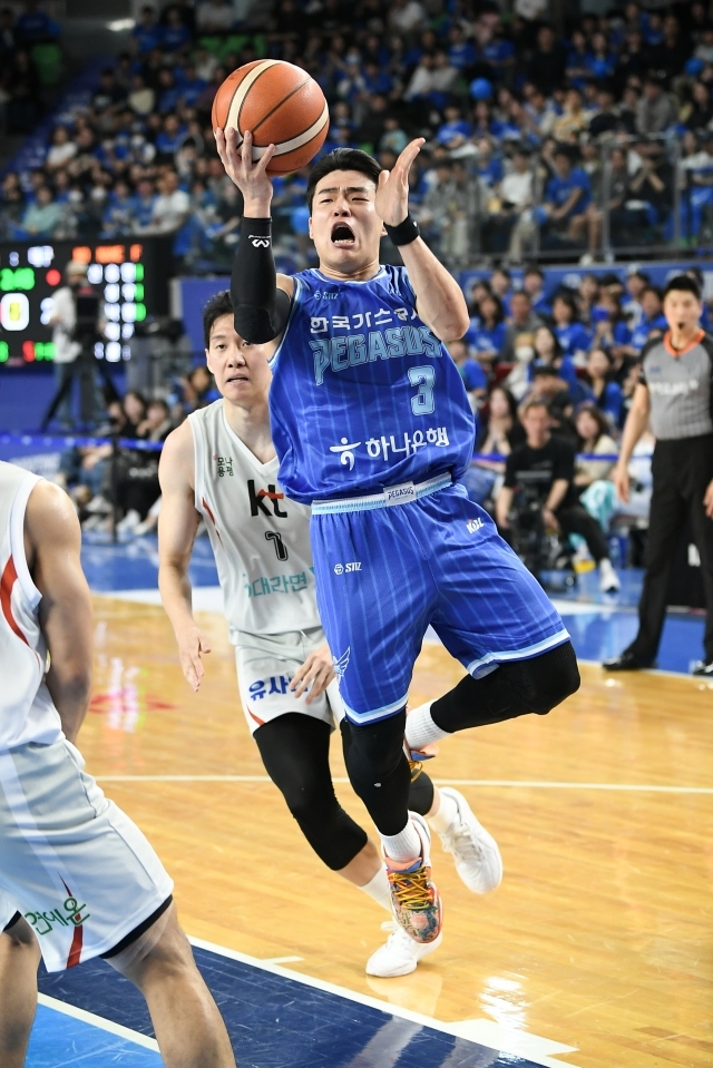 ‘The King’ 허훈 최고였다! 최악의 kt, 역대급 졸전 끝 ‘강혁 감독 퇴장’ KOGAS 꺾어…4강 PO까지 1승 남아 [KBL PO]