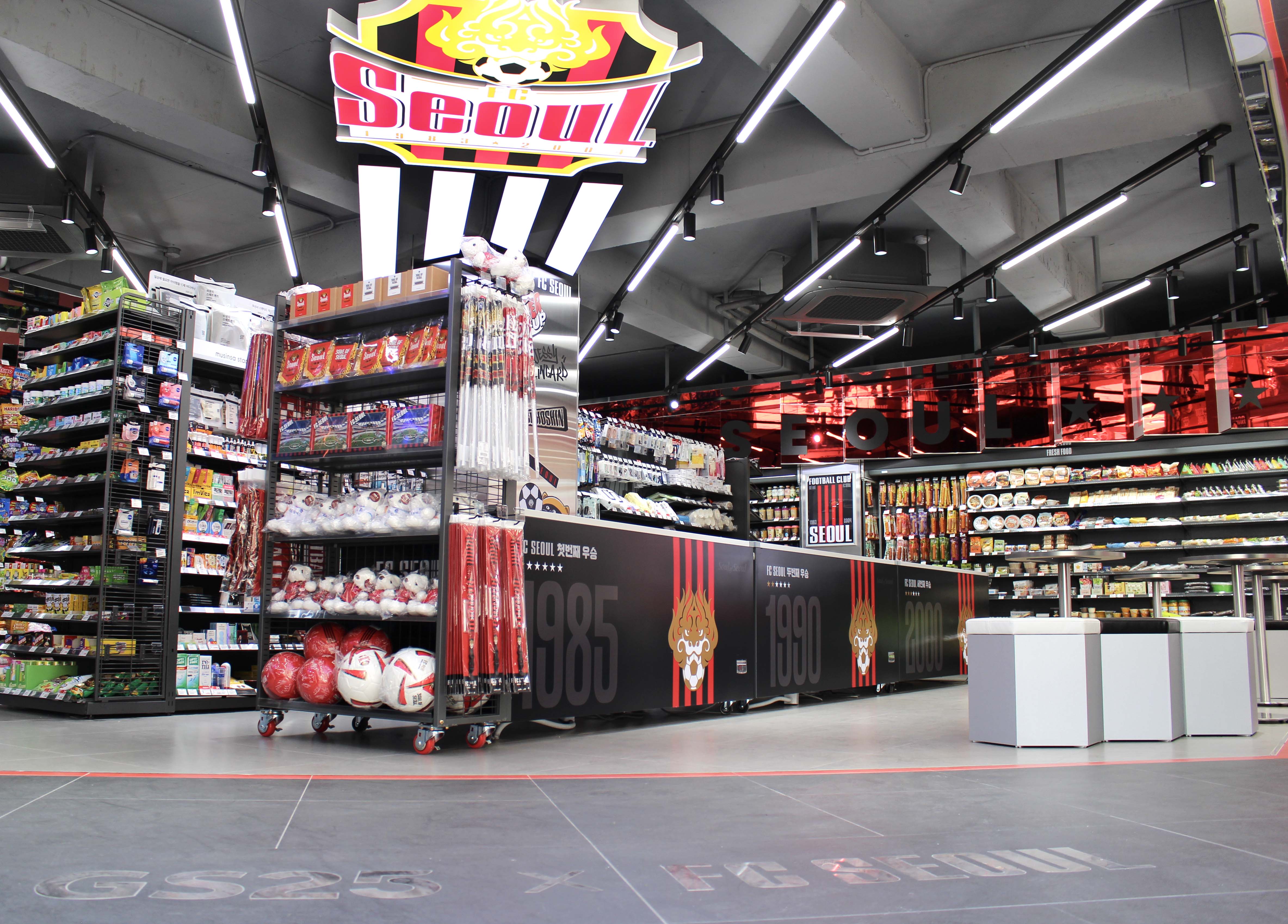 FC서울 x GS25, ‘FC서울 테마 편의점’ 오픈...GS그룹 20주년 기념 팬 체험형 매장 선보여!