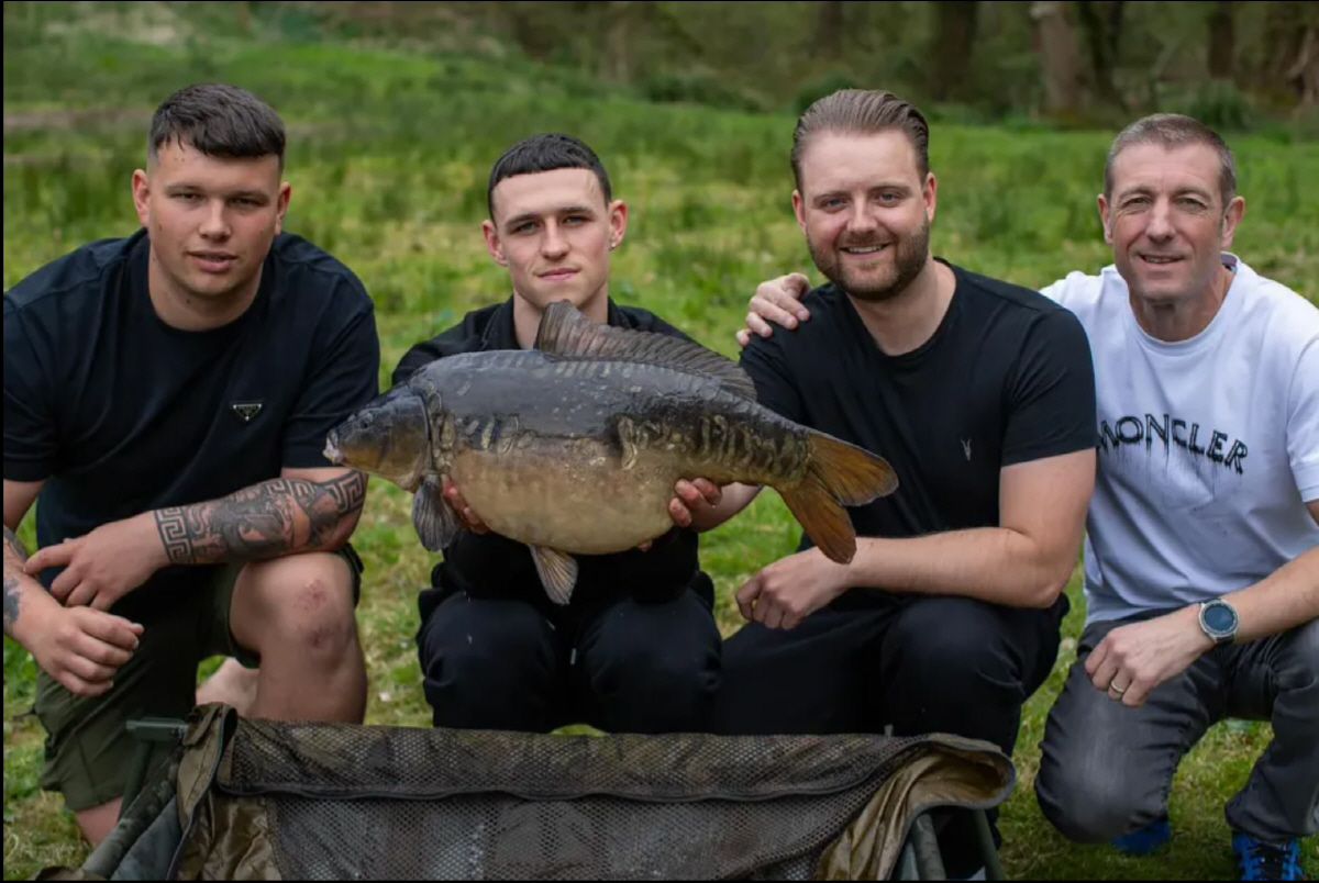부모님 욕까지 들으면서 뛰는 불쌍한 EPL MVP...대어 낚시로 스트레스 해소