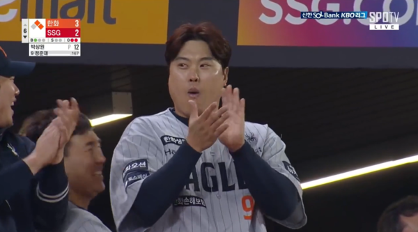 류현진 KBO 110승 만든 노시환 호수비 "맛있는거 사줘야겠네요"