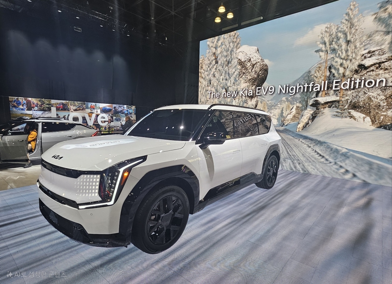 기아, EV9 나이트폴 에디션·K4 해치백 2종 세계 최초 공개 [뉴욕 오토쇼]