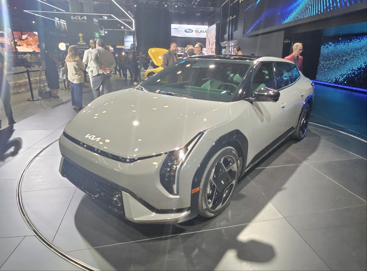 기아, EV9 나이트폴 에디션·K4 해치백 2종 세계 최초 공개 [뉴욕 오토쇼]