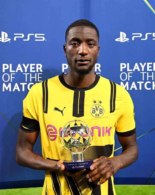 [UCL ISSUE] 탈락했는데 '이주의 선수'?...주인공은 '바르셀로나 상대 해트트릭 FW'