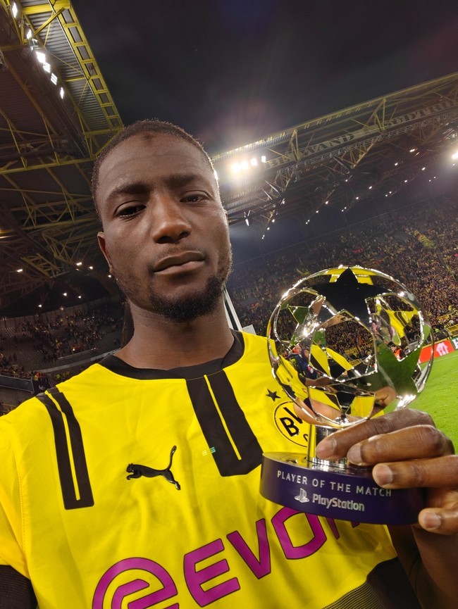 [UCL ISSUE] 탈락했는데 '이주의 선수'?...주인공은 '바르셀로나 상대 해트트릭 FW'