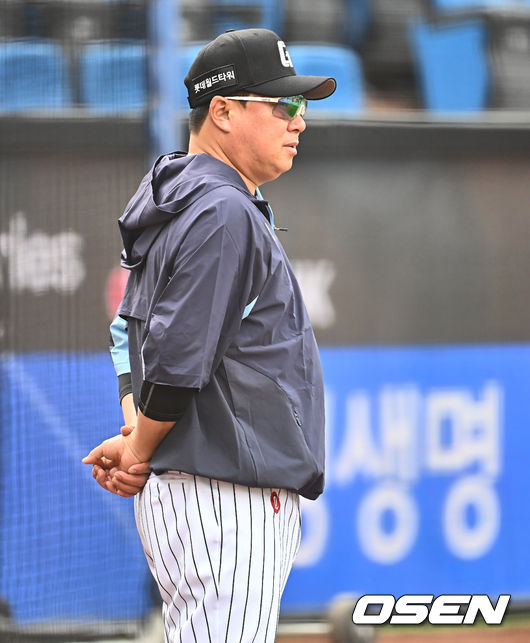 훈련 지켜보는 김태형 감독 [사진]