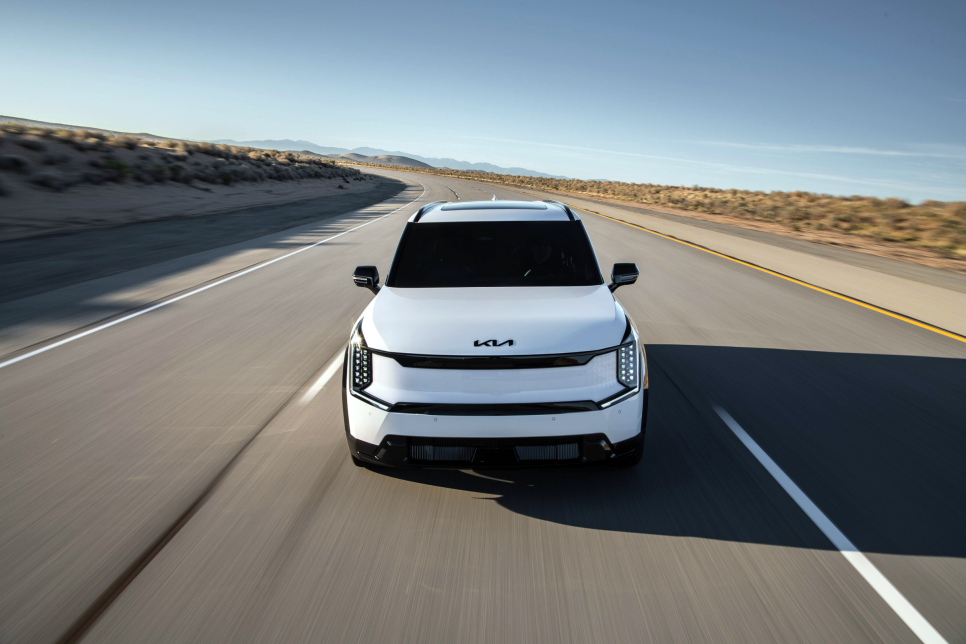 기아, 2025 뉴욕 오토쇼서 EV9 나이트폴·K4 해치백 세계 최초 공개 | 유카포스트