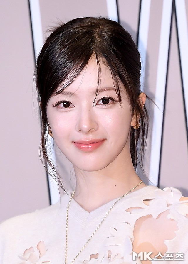 166cm에 39kg? 몰라보게 예뻐진 '인형 비주얼' 아역 출신 여배우, 플라워룩 | 스타와 패션