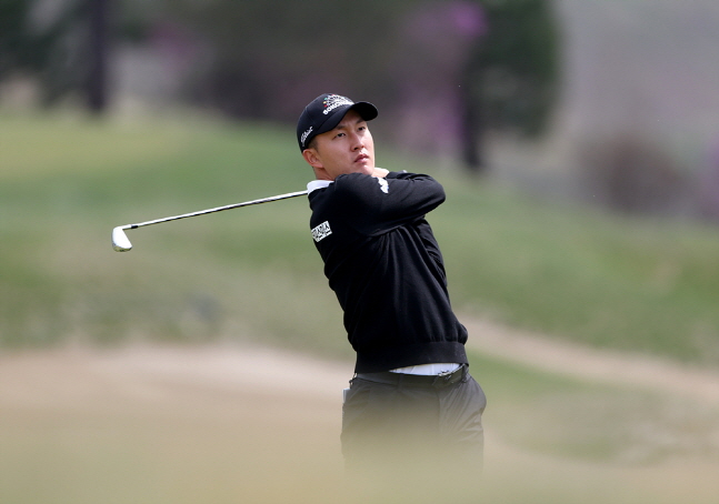 '강풍에도 빛났다' 2년차 김백준, KPGA 개막전서 3R 단독 선두 '생애 첫 우승' 보인다 [춘천 현장리뷰]