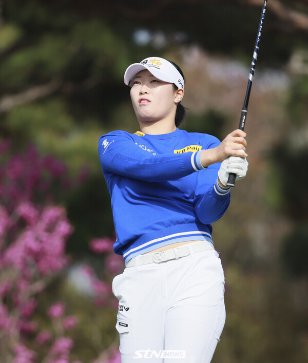 "간절했던 우승" 방신실, KLPGA 통산 3승째…대상·상금 모두 1위로