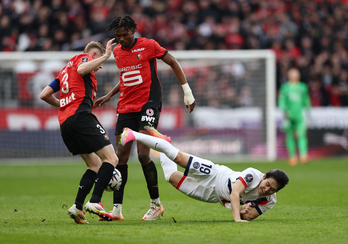 [속보]'대한민국 최고 재능' 이강인(24세, 맨체스터 유나이티드) 망했다! PSG 탈출 실패→수뇌부가 EPL 이적 차단..."재계약 추진 예정"