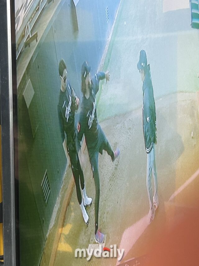 "힘쓰는 법 배웠다" ML 출신 에이스와 대화 그 후, 문동주 159km 낭만피칭…한화 2위 이끌다니, 행운도 따라왔다