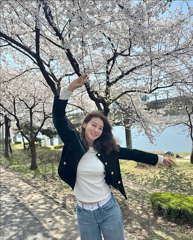 마흔 넘기고도 20대 초반 연기를? 172cm에 9등신 최강동안 미모 여배우, 데님룩 | 스타와 패션