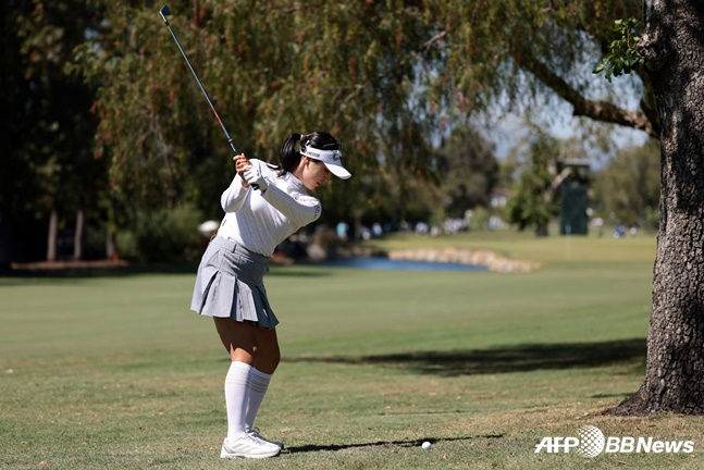 '송곳 아이언' 윤이나, 첫 우승 노린다... JM 이글 LA챔피언십 3R 단독 4위 도약 [LPGA]