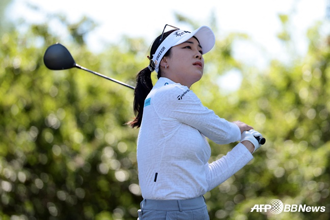 '송곳 아이언' 윤이나, 첫 우승 노린다... JM 이글 LA챔피언십 3R 단독 4위 도약 [LPGA]