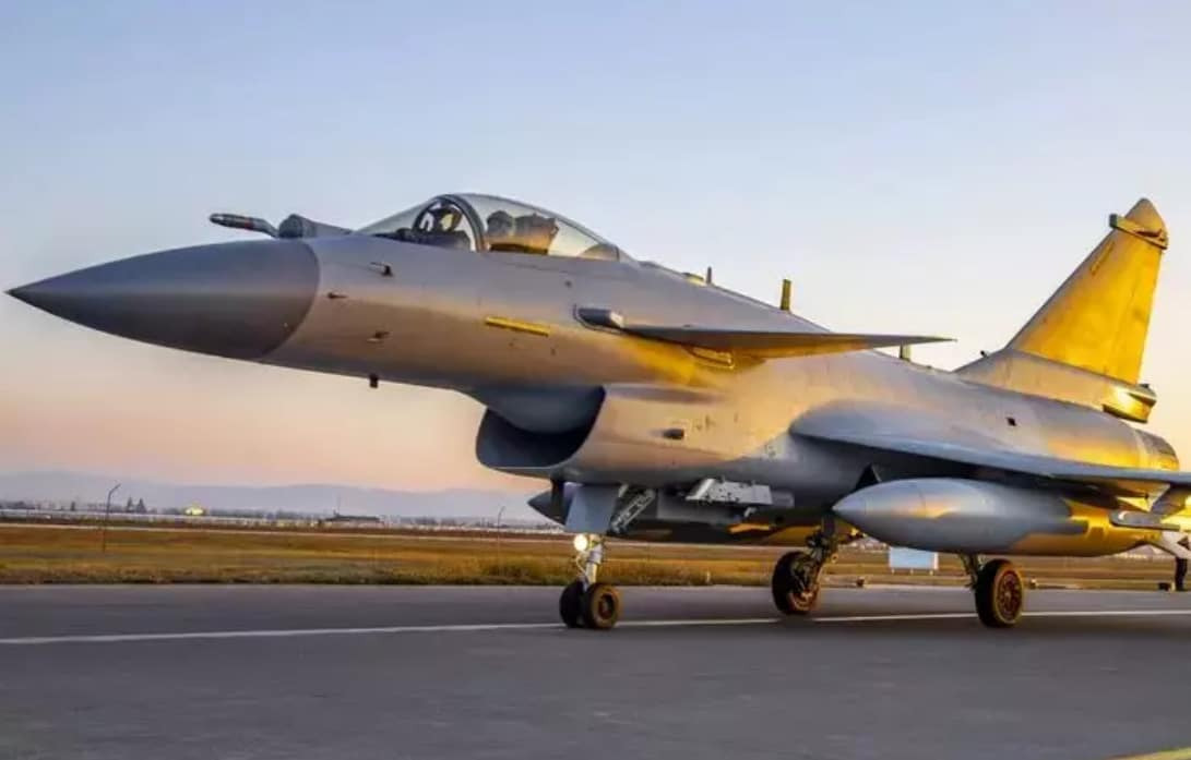 한국 KF-21 vs 중국 J-10C: 2025년 전투 시뮬레이션 결과 충격 공개 | 밀리터리 랩실