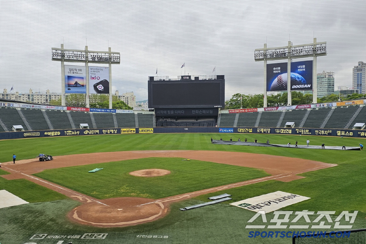 비 그쳤다. 방수포도 걷었다. 잠실 NC-LG전 경기 준비 돌입. LG,NC 라인업은[잠실 현장]