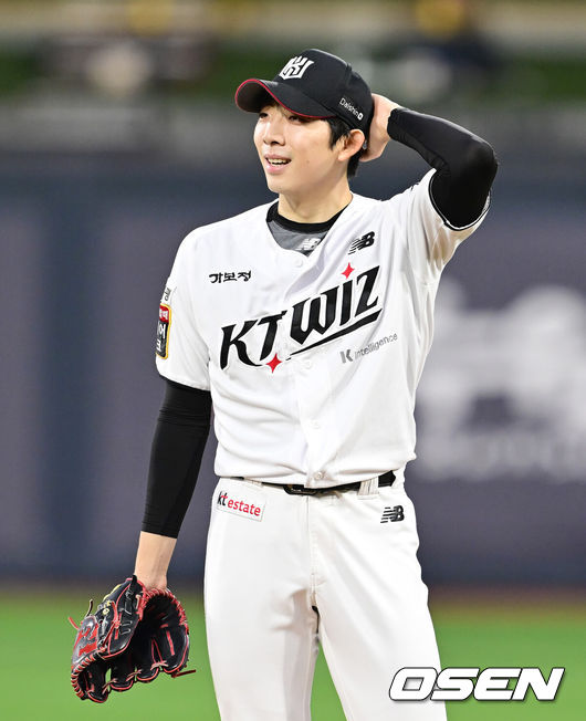 KKKKKKKK 제2의 김광현, 김광현 꺾다…15안타+장성우 쐐기포 쾅! KT 트레이드 더비 완승 ‘SSG전 5연패 끝’ [수원 리뷰]