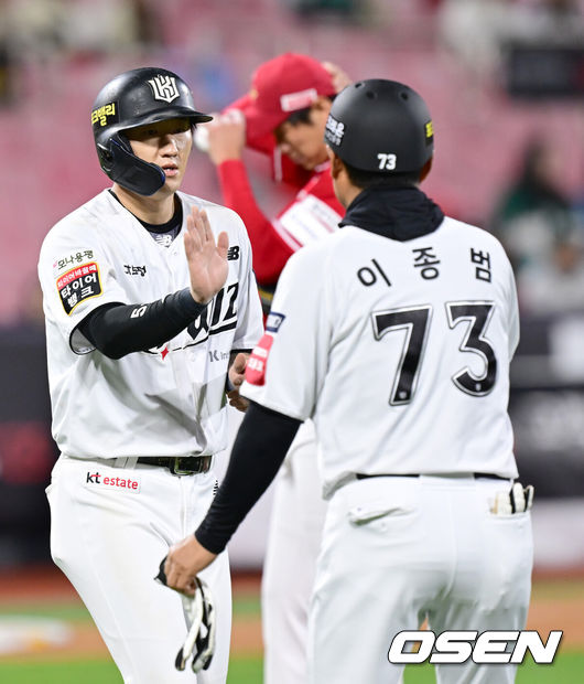 KKKKKKKK 제2의 김광현, 김광현 꺾다…15안타+장성우 쐐기포 쾅! KT 트레이드 더비 완승 ‘SSG전 5연패 끝’ [수원 리뷰]