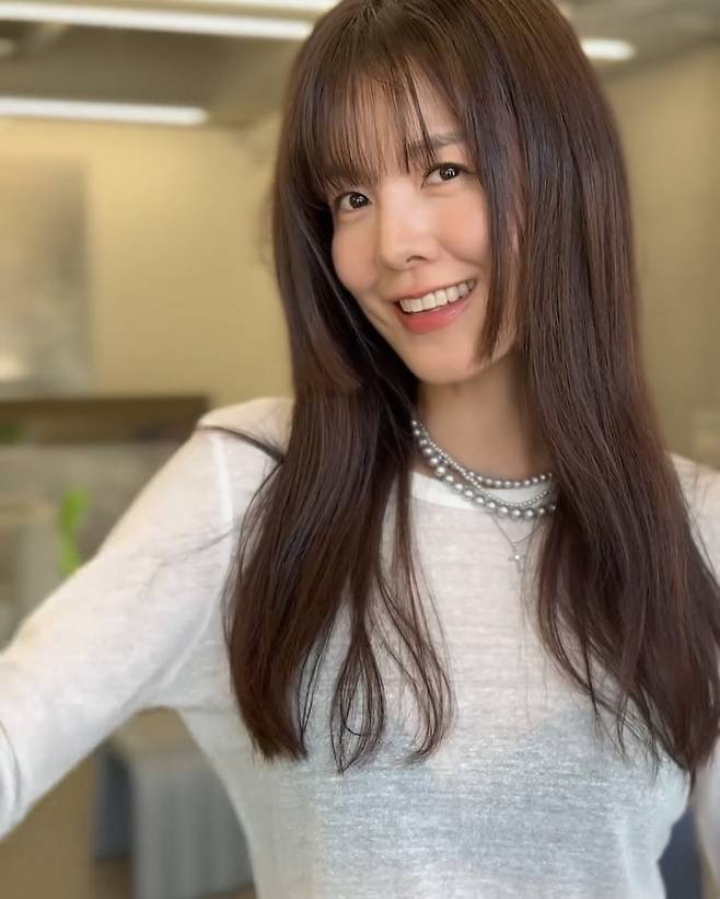 “자연광보다 더 맑아 보이네” 170cm·51kg 완벽 비율의 여배우, 시스루+데님룩 | 대본은 내운명