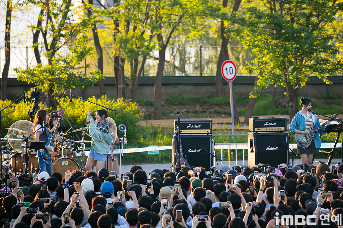[포토] QWER 서울 버스킹 성료, 조용하지만 엄청난 인기 Oi! Oi!