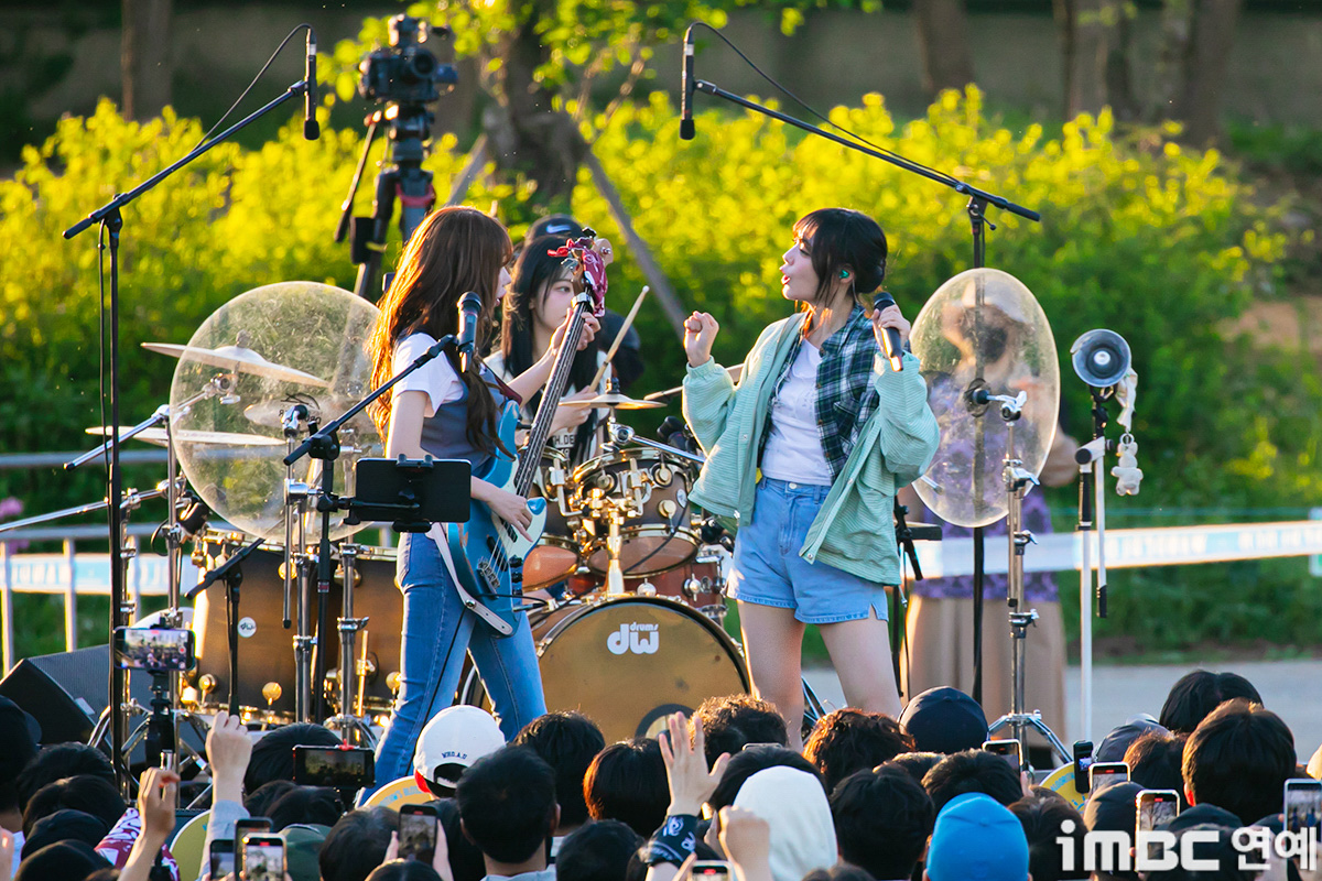 [포토] QWER 서울 버스킹 성료, 조용하지만 엄청난 인기 Oi! Oi!