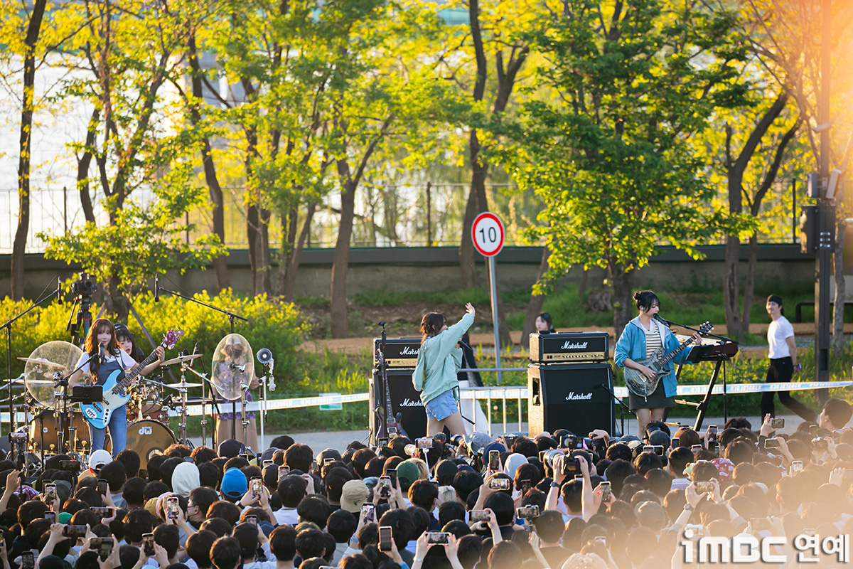 [포토] QWER 서울 버스킹 성료, 조용하지만 엄청난 인기 Oi! Oi!