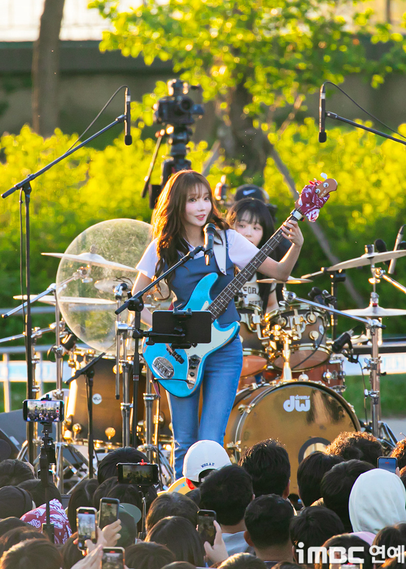 [포토] QWER 서울 버스킹 성료, 조용하지만 엄청난 인기 Oi! Oi!