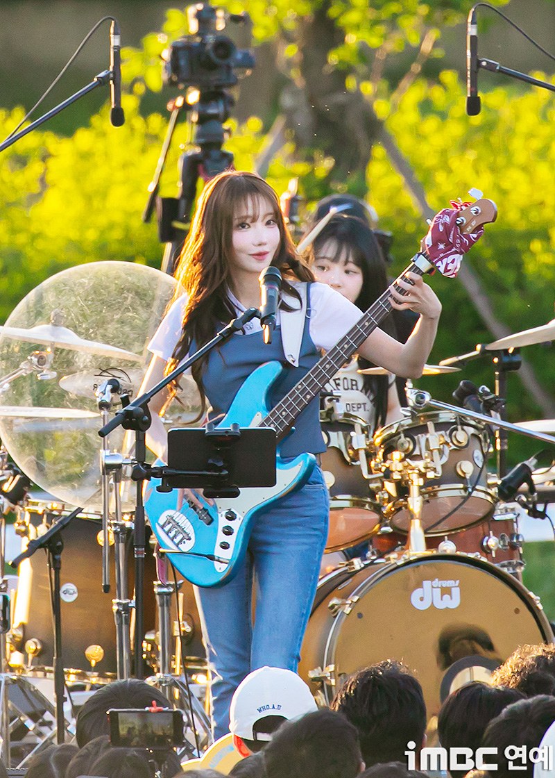 [포토] QWER 서울 버스킹 성료, 조용하지만 엄청난 인기 Oi! Oi!