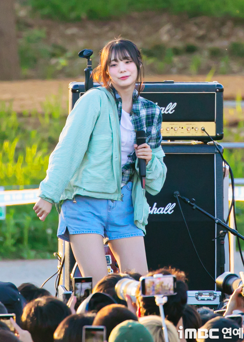 [포토] QWER 서울 버스킹 성료, 조용하지만 엄청난 인기 Oi! Oi!