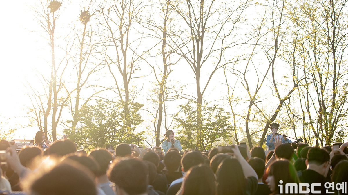 [포토] QWER 서울 버스킹 성료, 조용하지만 엄청난 인기 Oi! Oi!