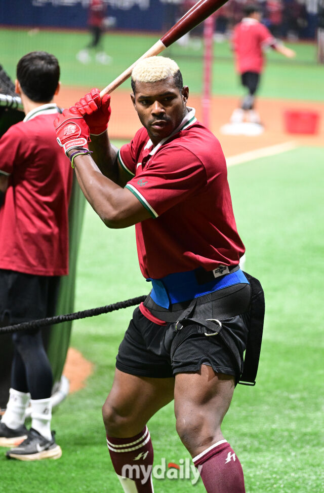 “나쁜 볼에 많이 헛스윙 했다” 푸이그가 고무밴드에 몸을 맡겼더니 축포가 터졌다…이것을 잊지 말자[MD고척]