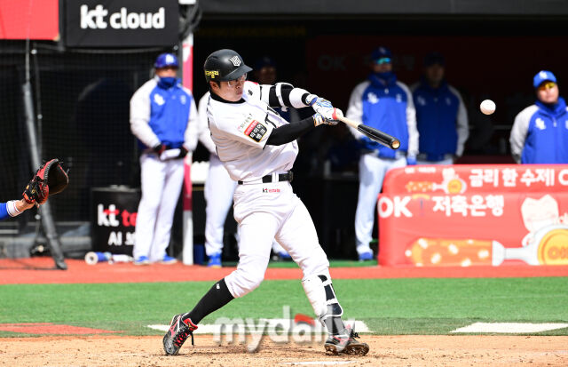 '두산→KT' FA 3루수, 3안타 맹타→선발 제외 "좌측 햄스트링 불편"…110순위 영건, 좌완 외인 특급 대체 선발 낙점 [MD수원]