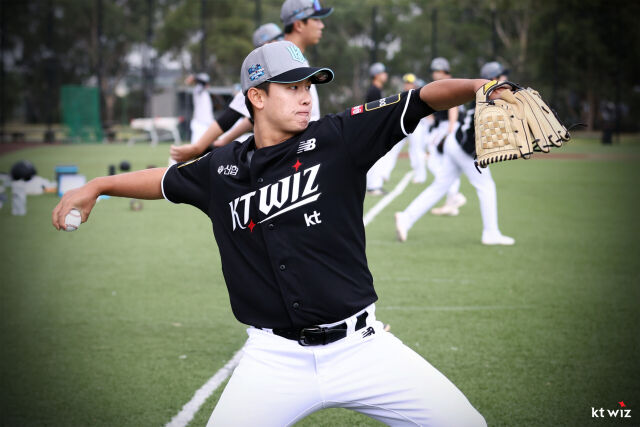 '두산→KT' FA 3루수, 3안타 맹타→선발 제외 "좌측 햄스트링 불편"…110순위 영건, 좌완 외인 특급 대체 선발 낙점 [MD수원]