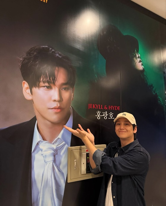 김범, "복귀 언제?" 팬들 궁금증 속 근황..'지킬 앤 하이드' 홍광호에 팬심 폭발