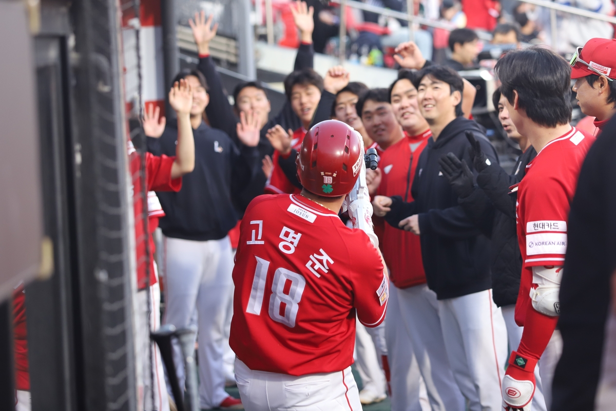 화이트 데뷔 첫 승·홈런 4개 폭발한 SSG, kt에 완승