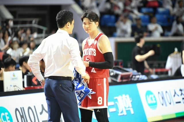 ‘MVP’ 안영준 괜찮나? 허훈과 충돌 후 뇌진탕 증세…SK “괜찮다고 하지만 24일 체크 필요” [KBL PO]