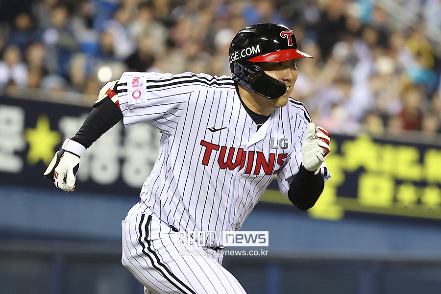 20승 보인다! LG가 후반에 강한 이유, '득점권 0.500, 대타 0.429' 선발 아닌 김현수도 무서우니까