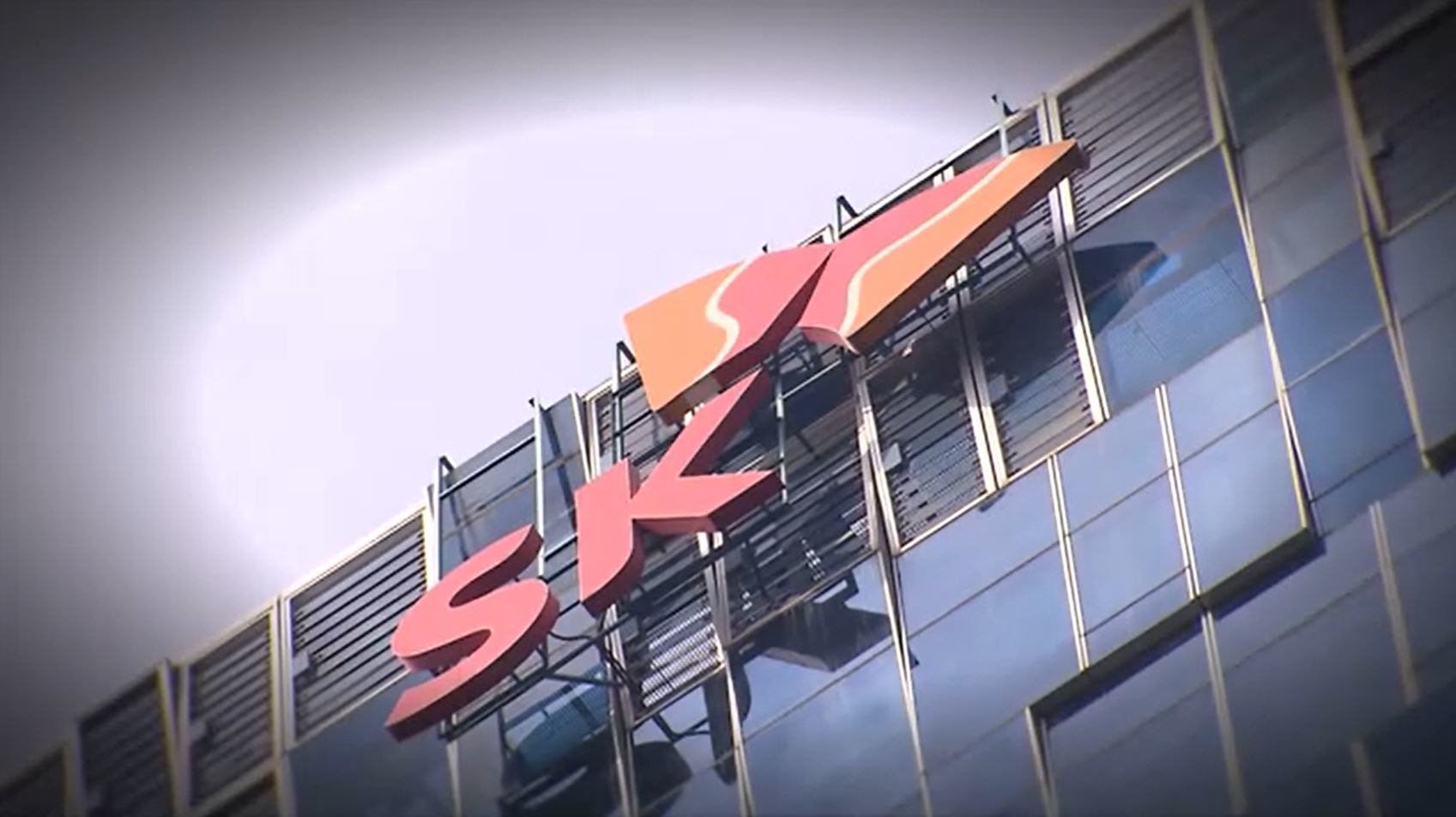 SKT, 유심 무상으로 싹 바꿔준다…늑장신고 논란 여전