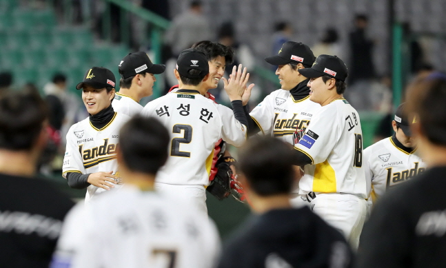 '대체 외인→1+1 선발→대타→대체 포수'가 써낸 대역전극 'SSG 3연승 질주'... 사령탑이 활짝 웃었다 [인천 현장]