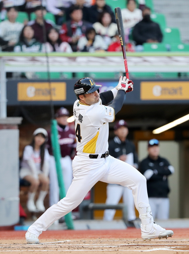 '대체 외인→1+1 선발→대타→대체 포수'가 써낸 대역전극 'SSG 3연승 질주'... 사령탑이 활짝 웃었다 [인천 현장]