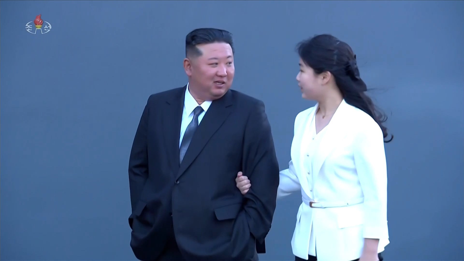 김정은 팔짱 낀 김주애... 5000t급 구축함 진수식 참석