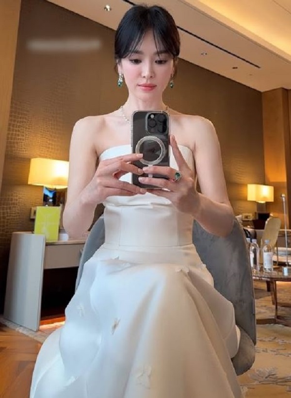 45kg 송혜교, 파격 노출 의상 공개… 체형 유지하는 ‘두 가지’ 비법은?