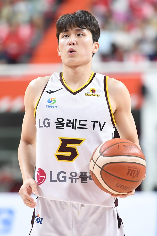 LG '28년 무관 恨' 풀러 간다! 3전 전승 챔프전 진출→'쌍둥이 감독' 대결서 완승 [KBL 4강PO3 리뷰]