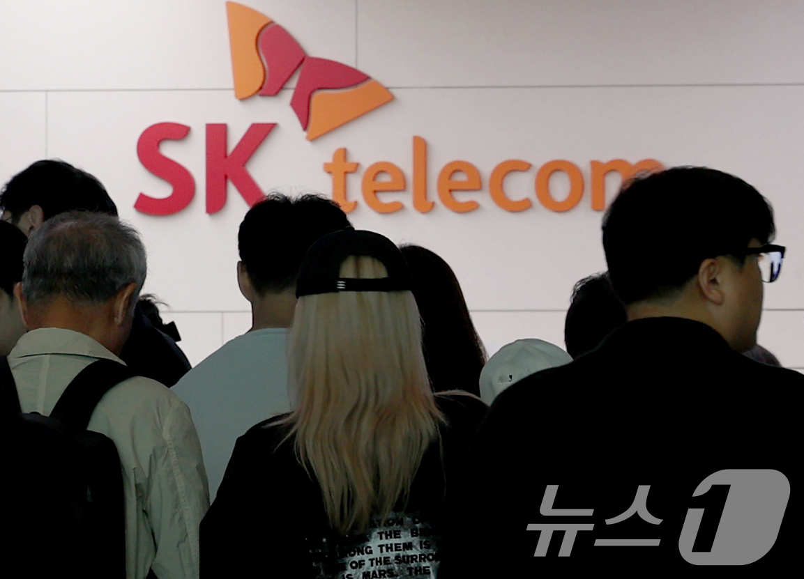 '해킹사고' SKT 약세 지속…경쟁사 KT는 '장중 최고가'[핫종목]