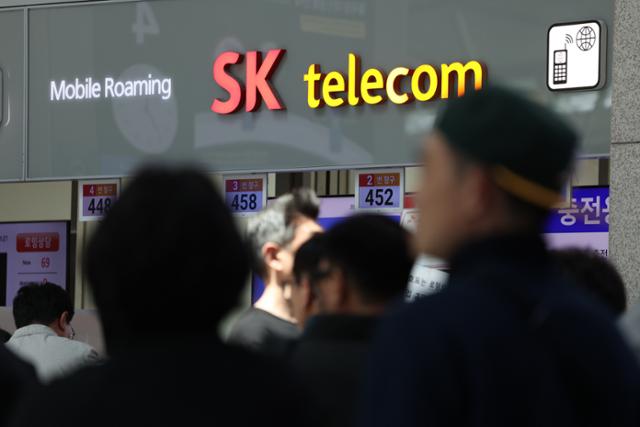 국정원, 전 부처에 "업무용 기기 SKT 유심 교체하라" 공문