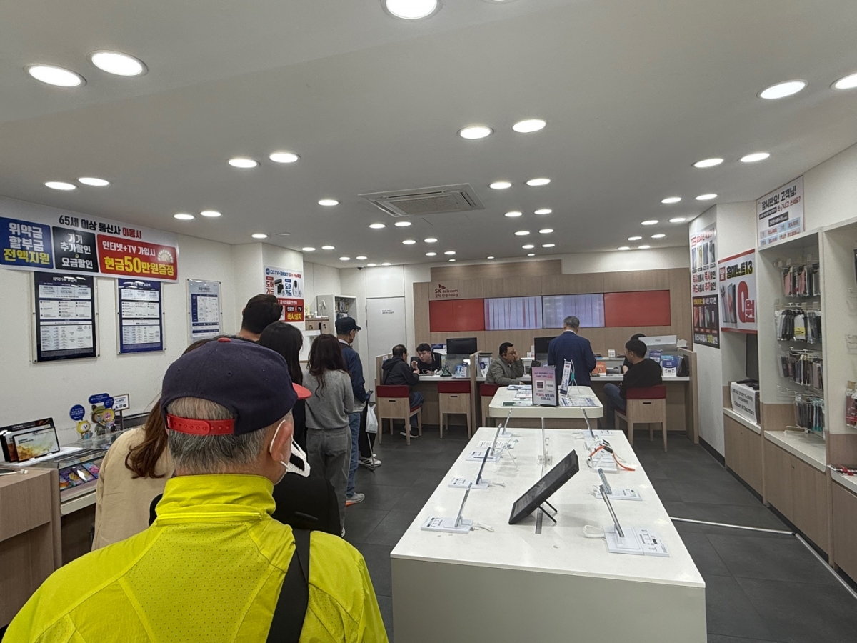 SKT 유심 재고 없다더니…'갤S25 공짜+20만원' 판촉에 부글부글