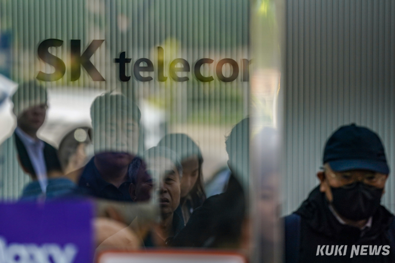 SKT 유심 대란…‘2500만’ 사용자에 재고 100만개 뿐 [쿠키포토]