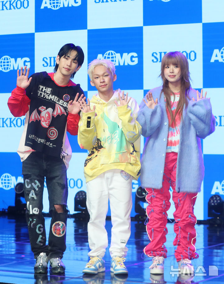 혼성 힙합그룹 '식구(SIKKOO)', AOMG 2.0 입구서 '얼씨구 절씨구'